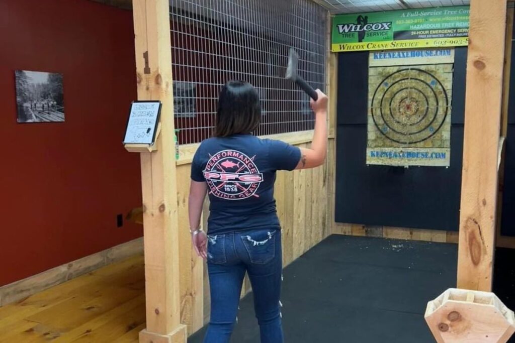 How to throw an axe one-handed? – Houston Axe Mag